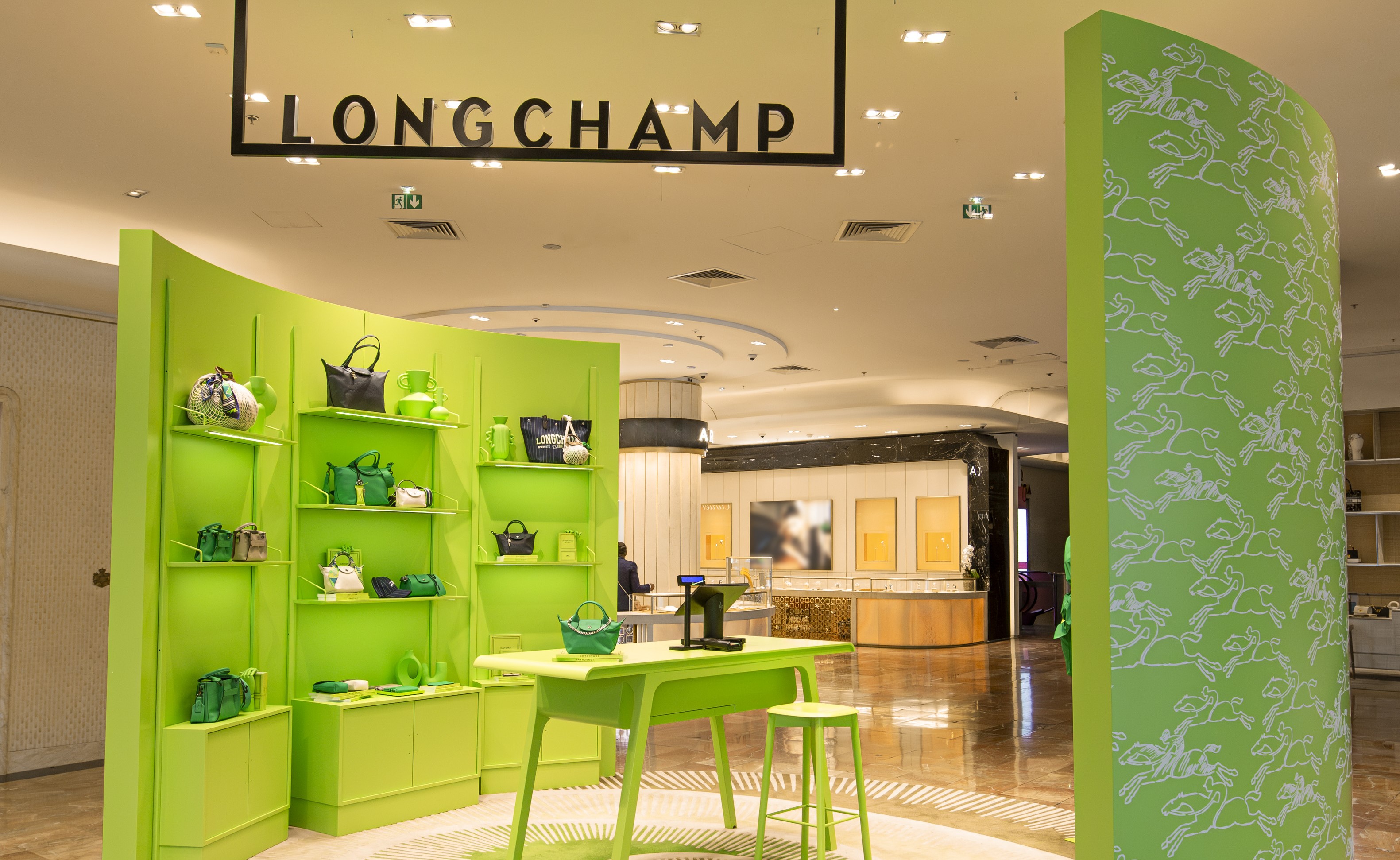 La Maison Longchamp colore les Galeries Lafayette Paris Haussmann ...